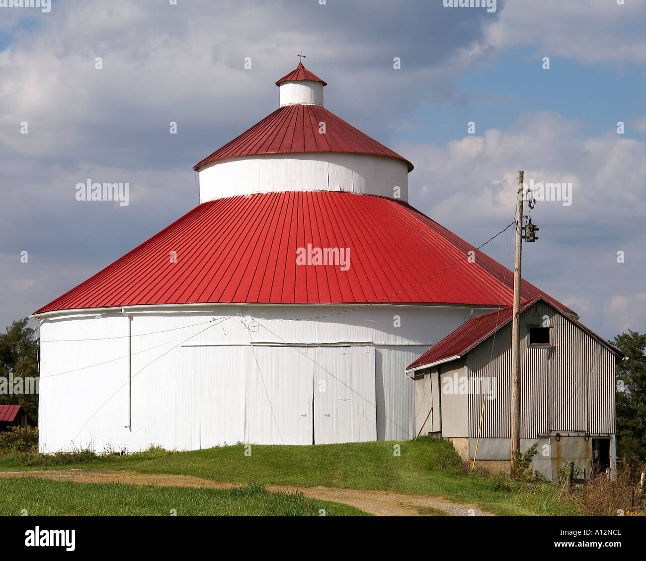 Three tiered red round barn Stock Photo - Alamy
