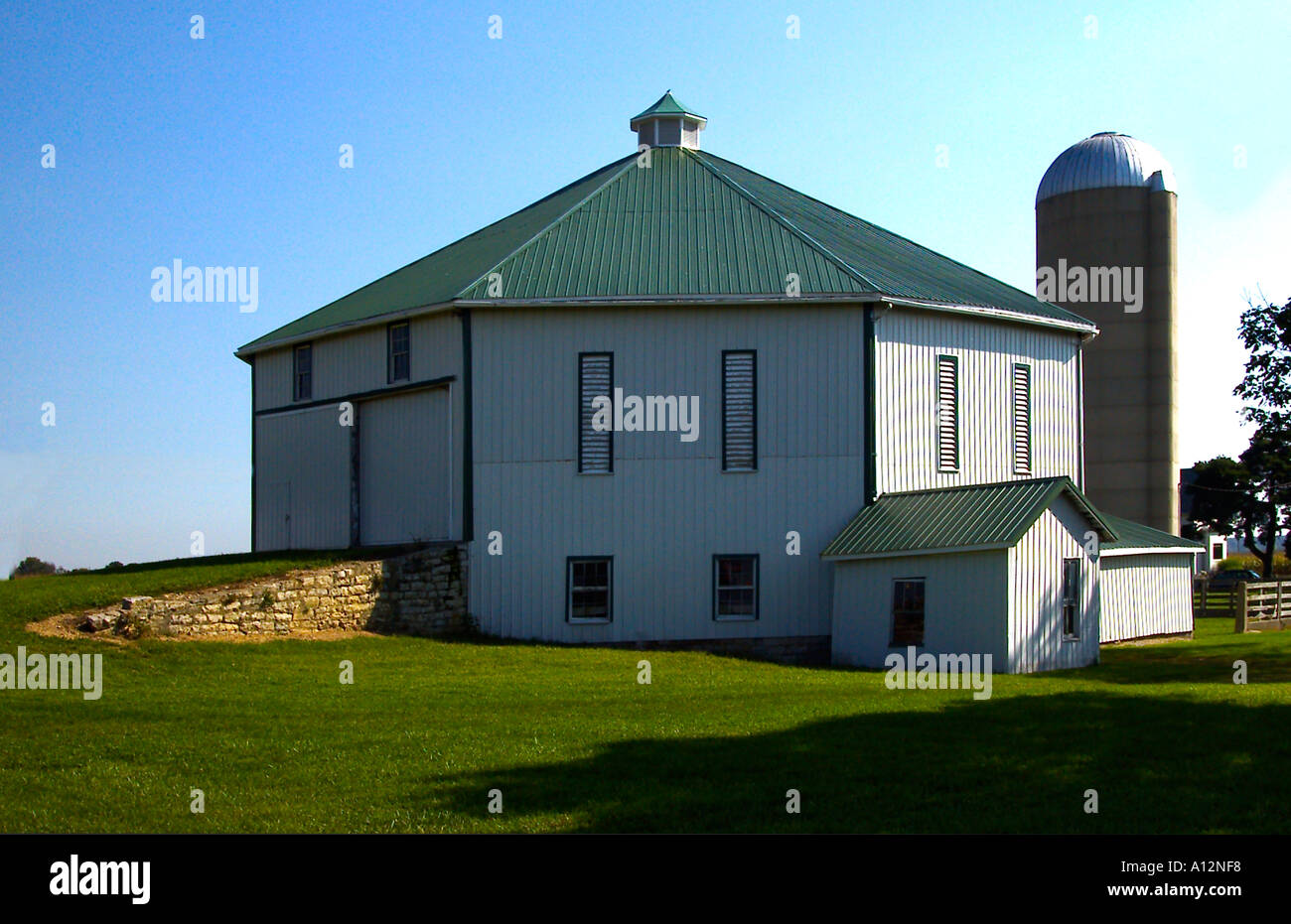 Octagonal round barn Stock Photo - Alamy