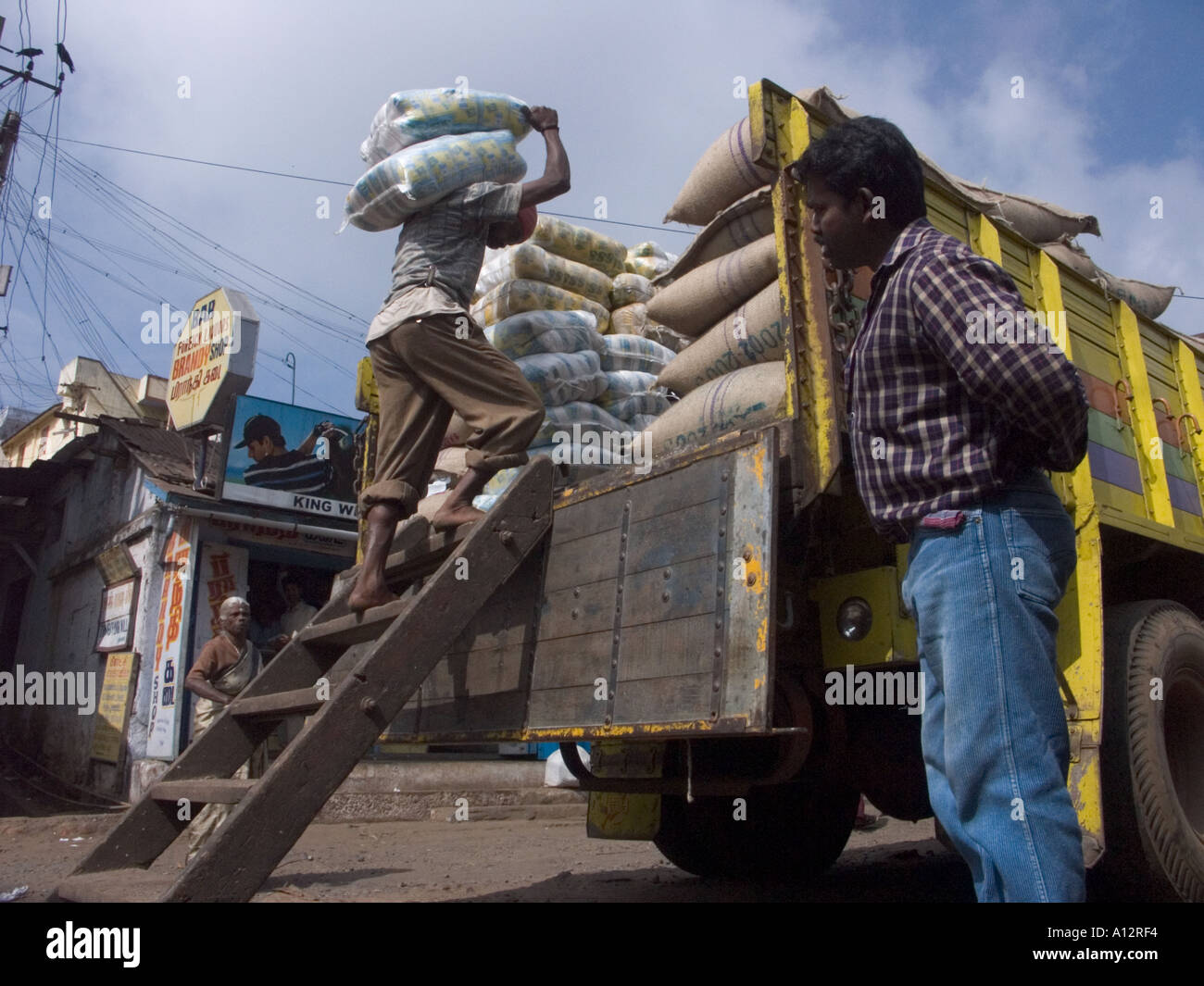 A laborer loads a truck Stock Photo - Alamy