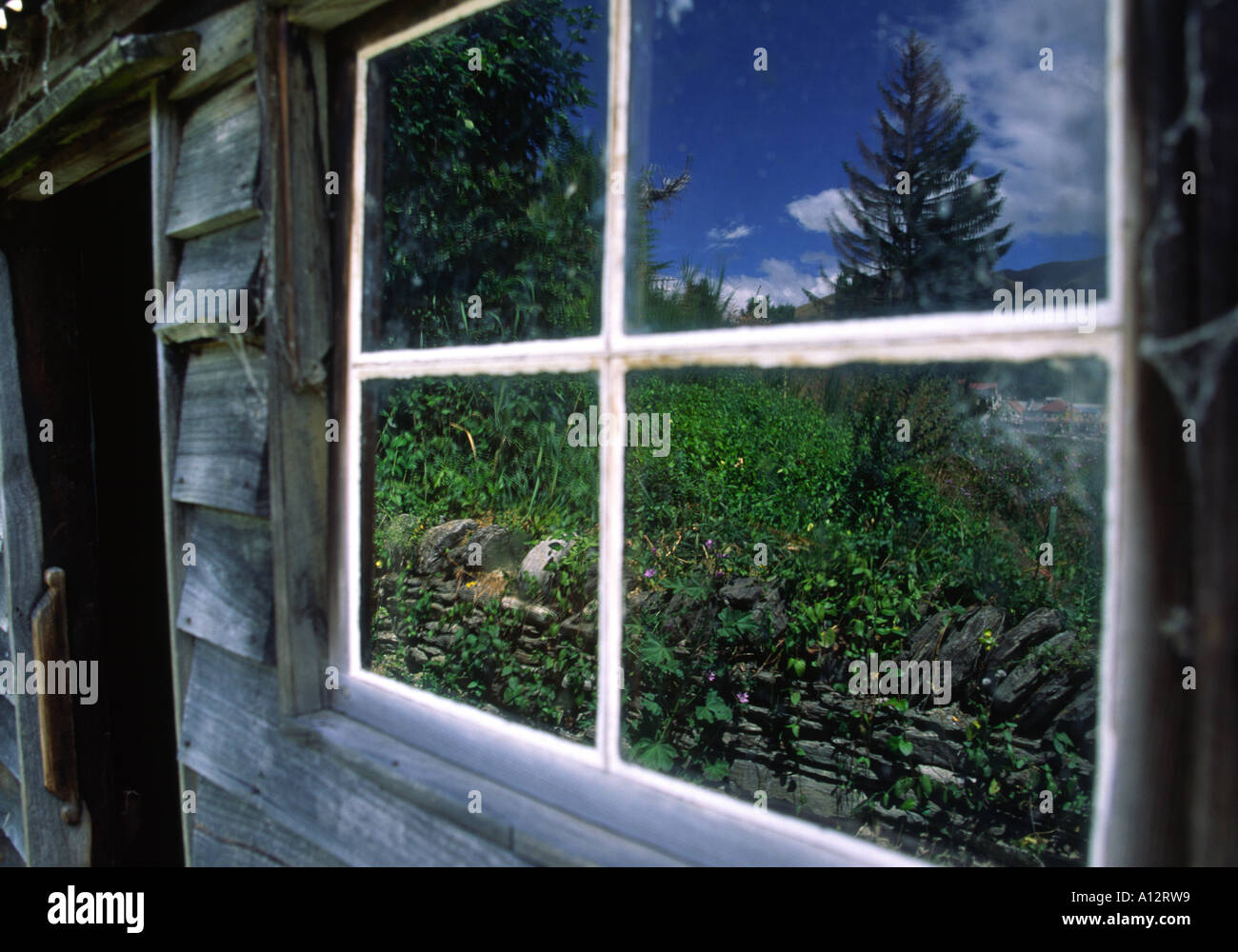 Inside cottage window hi-res stock photography and images - Alamy