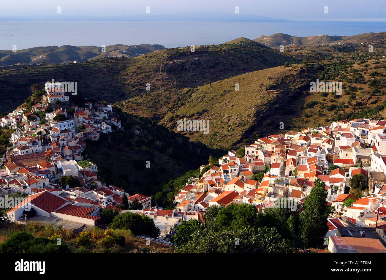 Densely packed houses in old town of Ioulida on Kea island, Greek ...