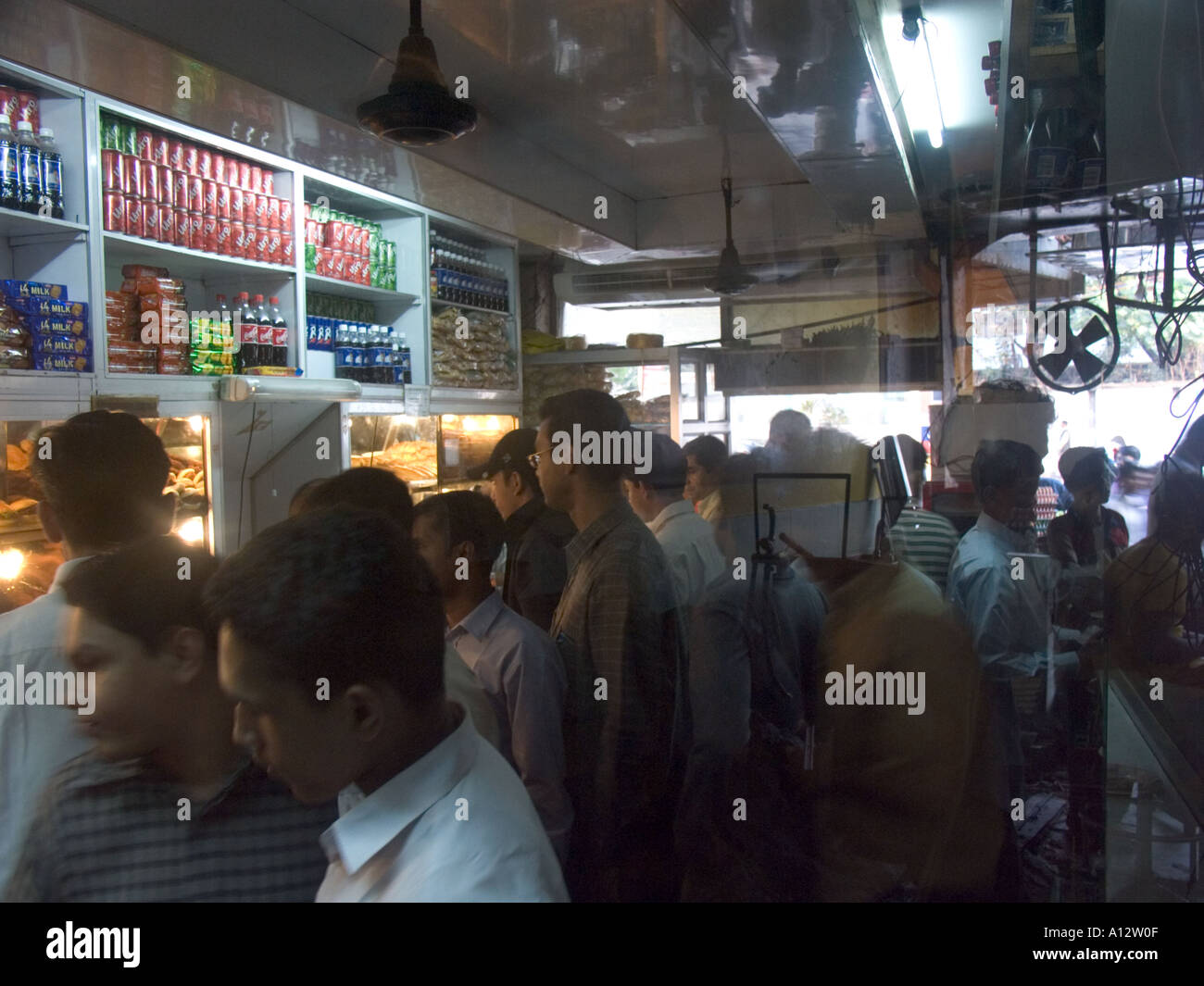 Pastry shop and crowd hi-res stock photography and images - Alamy
