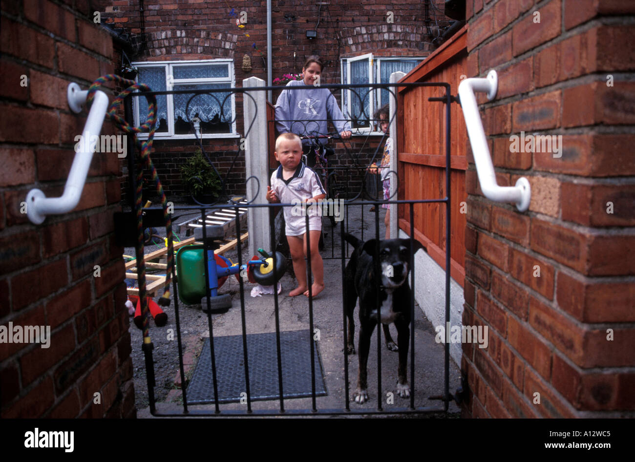 Family poor housing uk hi-res stock photography and images - Alamy