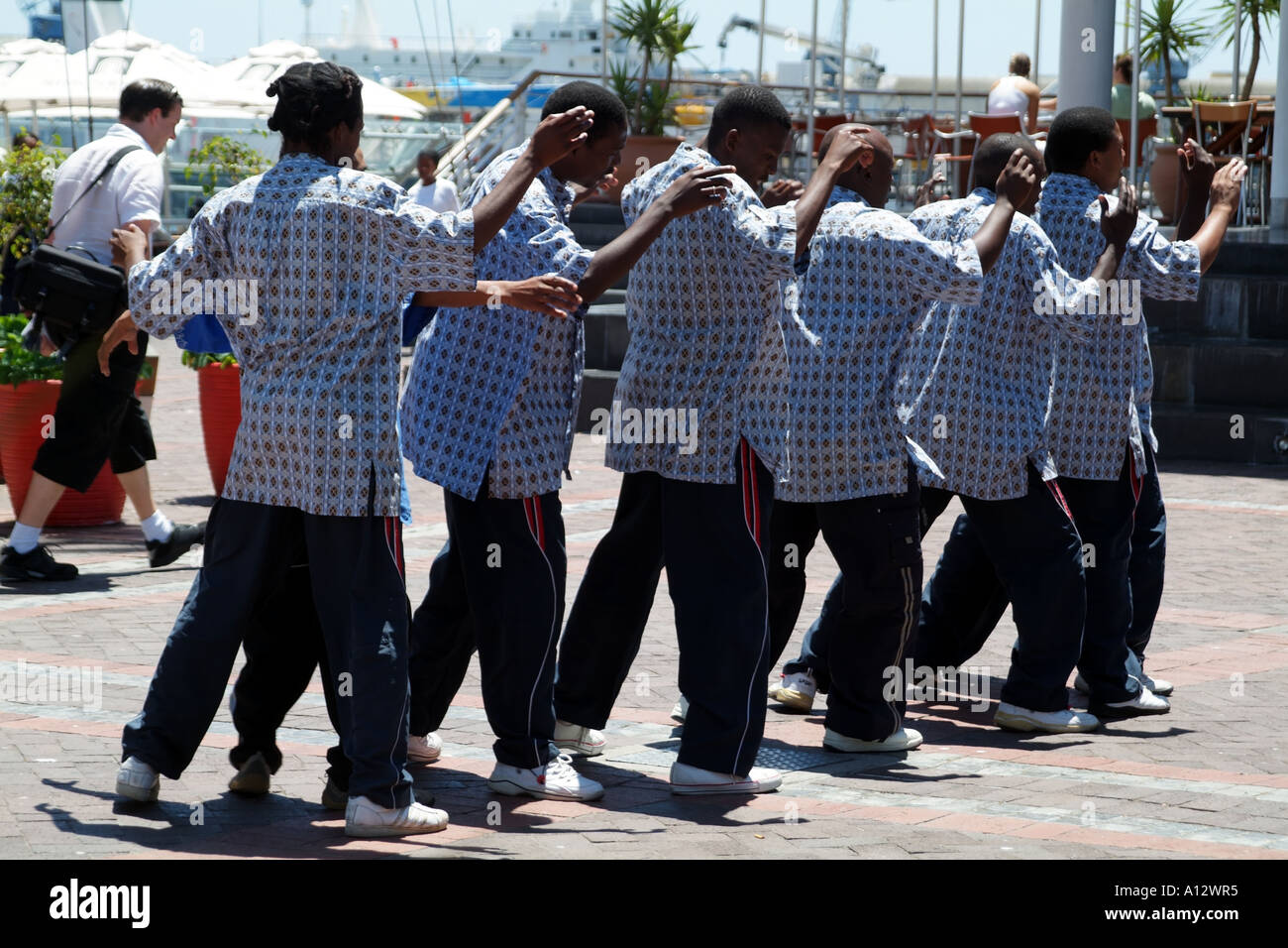 Dancing singing buskers at Victoria and Alfred Waterfront complex Cape ...