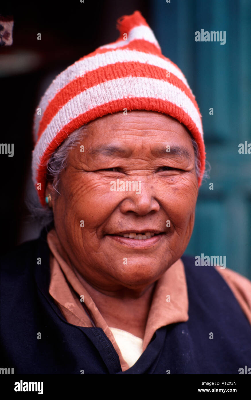 Tibetan female monks hi-res stock photography and images - Alamy
