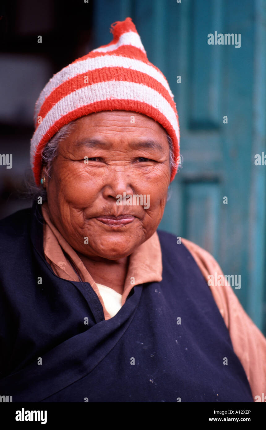 Tibetan female monks hi-res stock photography and images - Alamy