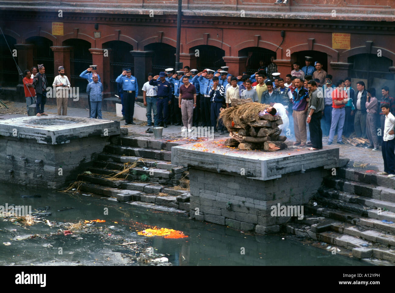 Hindu funeral pyre cremation in hi-res stock photography and images - Alamy