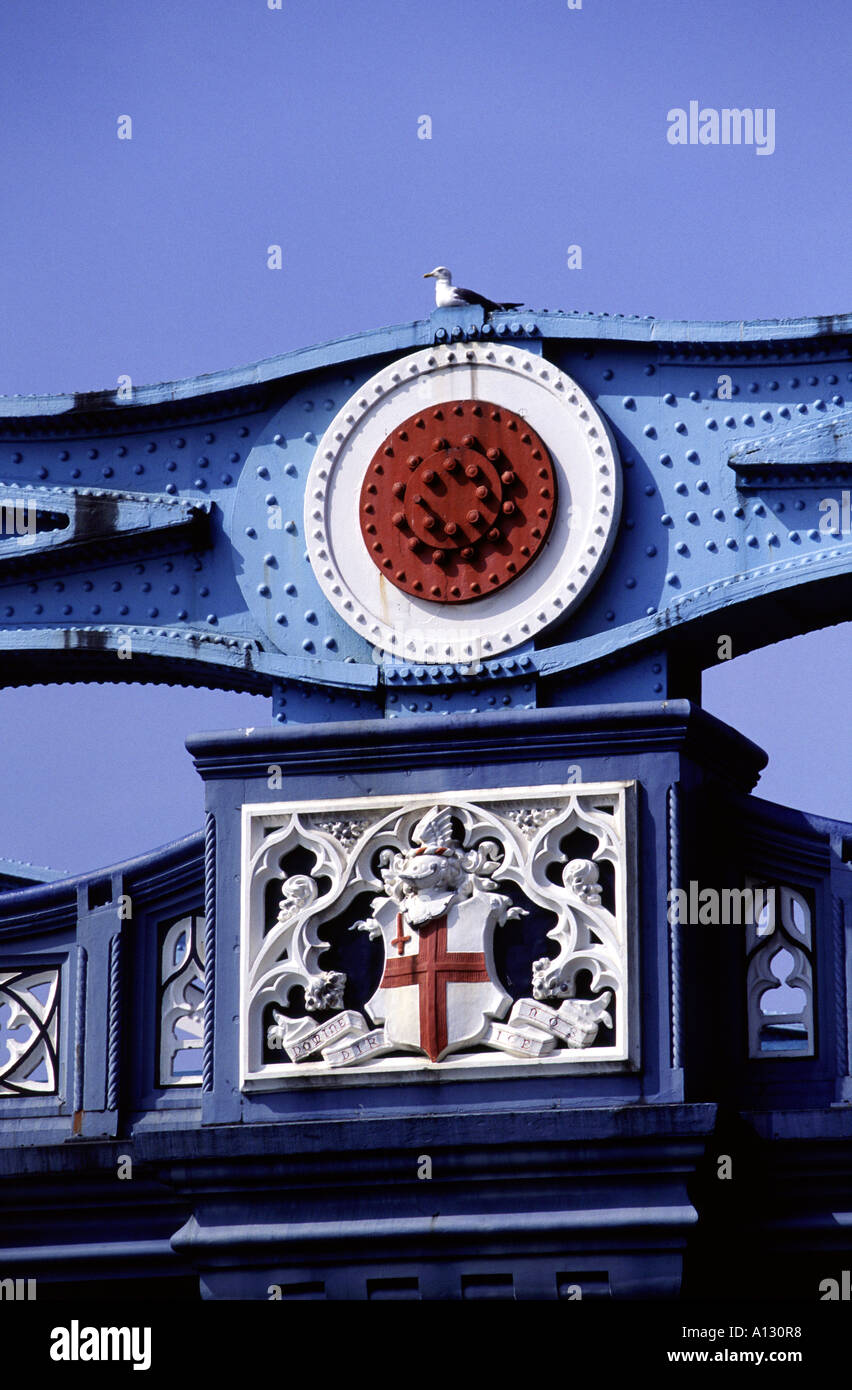 Uk london tower bridge crest hi-res stock photography and images - Alamy