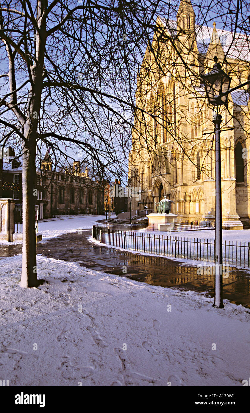 York city uk snow cathedral hi-res stock photography and images - Alamy
