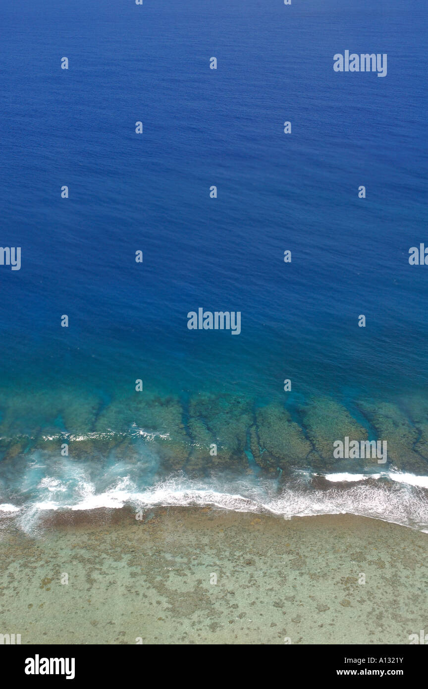 Aerial view of a coral reef showing the progression from atol lagoon to ...