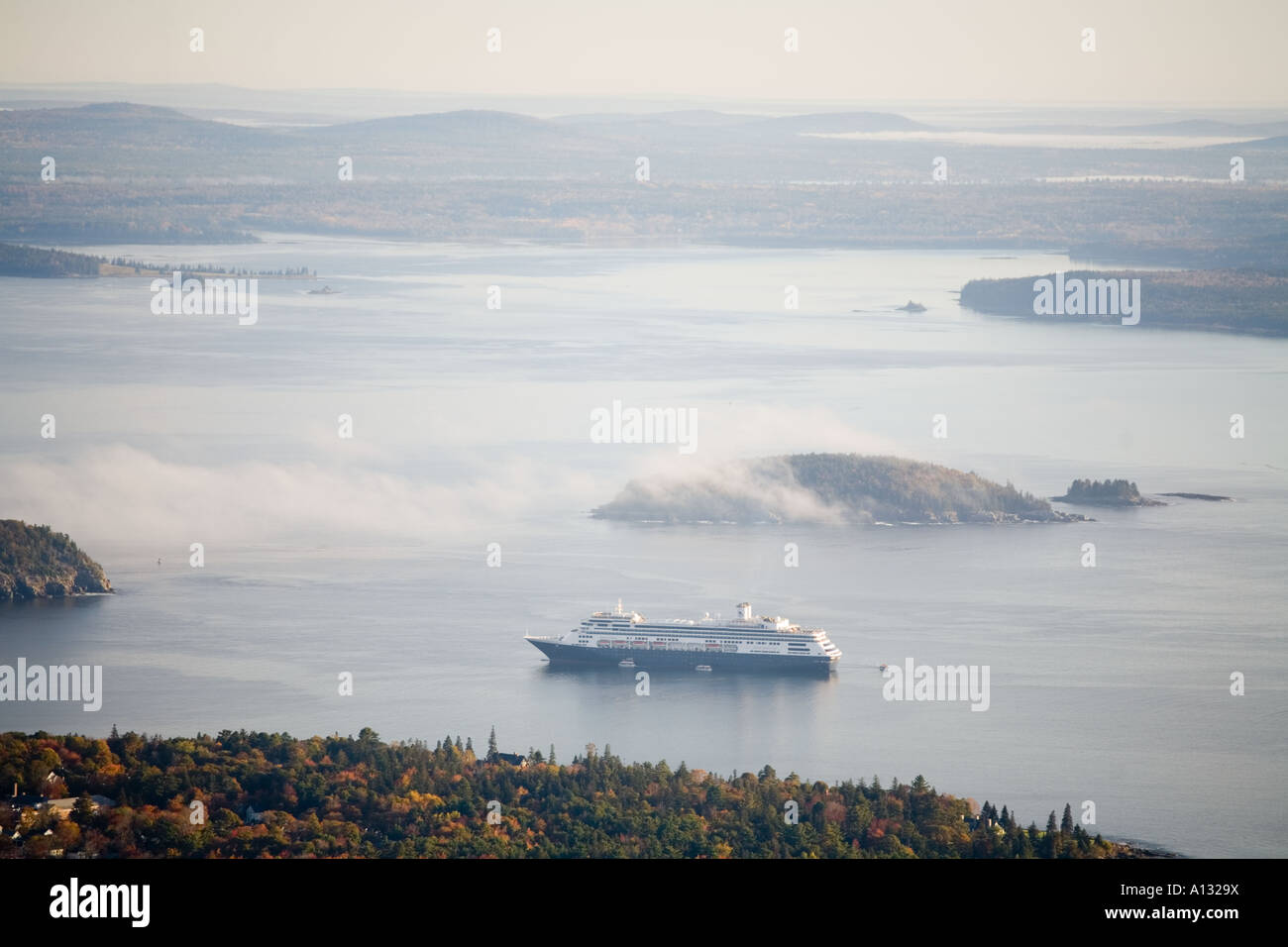 Fall foliage new england cruise hi-res stock photography and images - Alamy