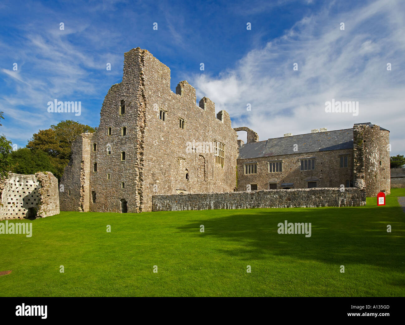 Castles ancient hi-res stock photography and images - Alamy