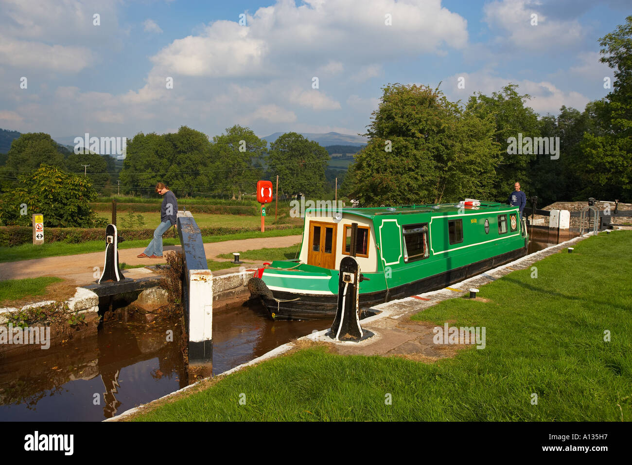 Narrowboat maneuvering hi-res stock photography and images - Alamy