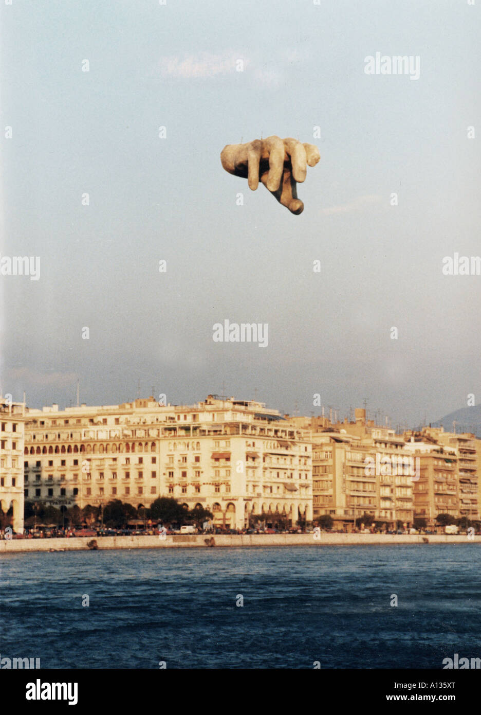 Topio stin omichi 1988 Theo Angelopoulos Stock Photo - Alamy