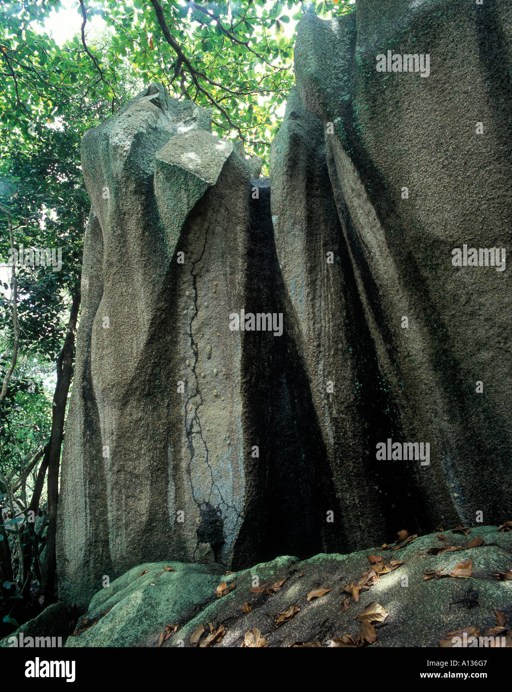 natural granit paterns seychelles on la digue island Stock Photo - Alamy