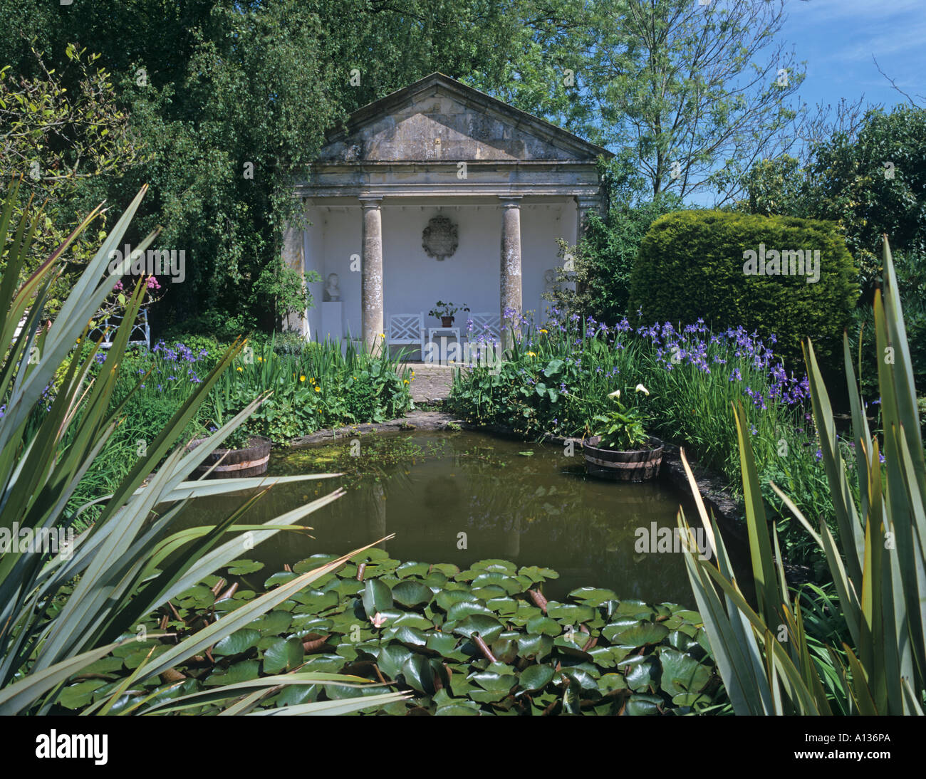 Barnsley house and garden hi-res stock photography and images - Alamy
