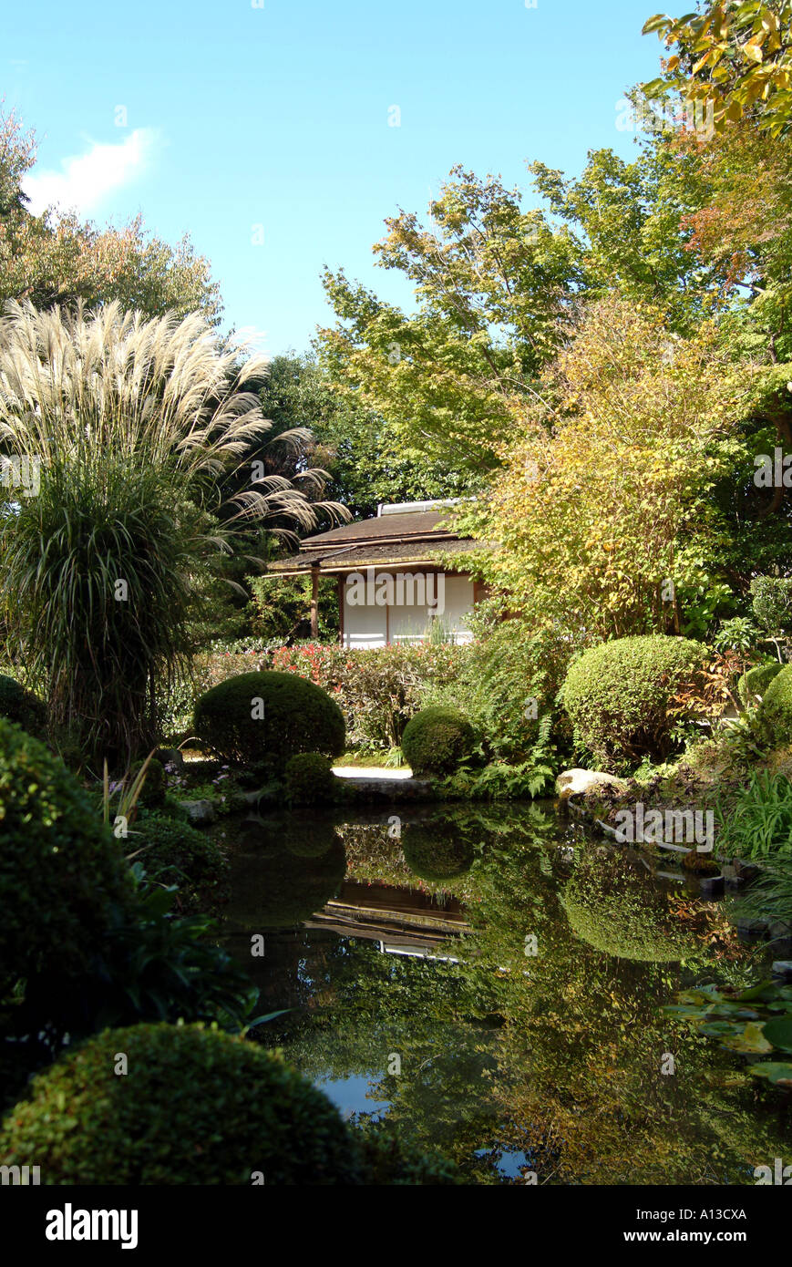 Pond and building in the grounds at Shishendo Temple Kyoto Japan Stock ...