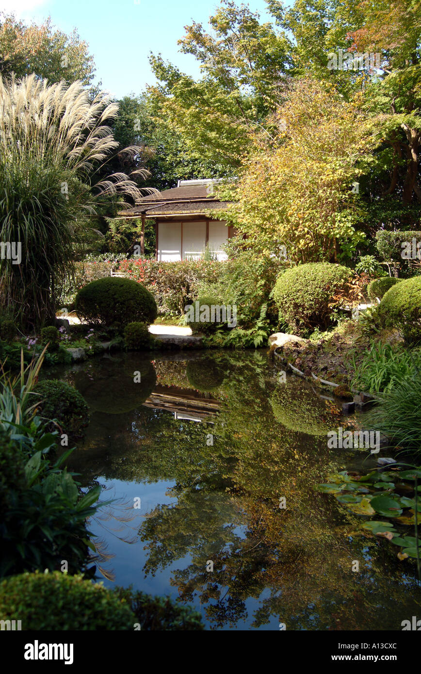 Pond and building in the grounds at Shishendo Temple Kyoto Japan Stock ...