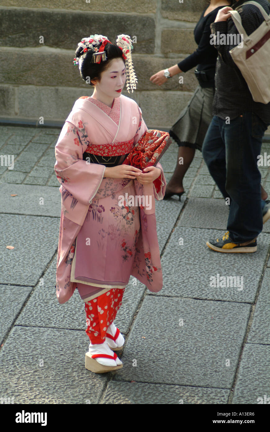 Maiko (apprentice geisha) Kyoto Japan Stock Photo - Alamy