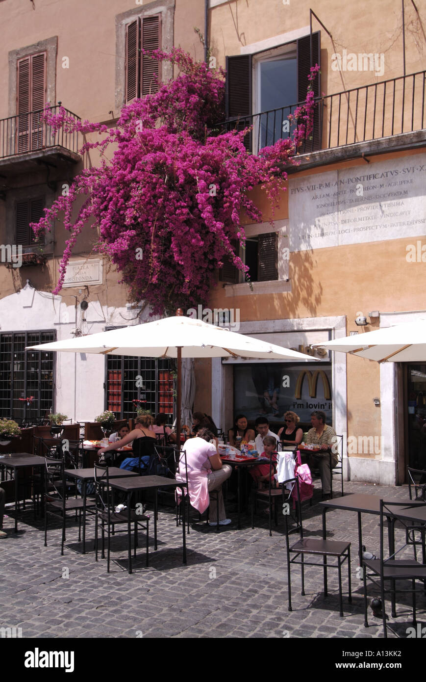Rome pavement bar on the Plazza della Rotunda Stock Photo - Alamy