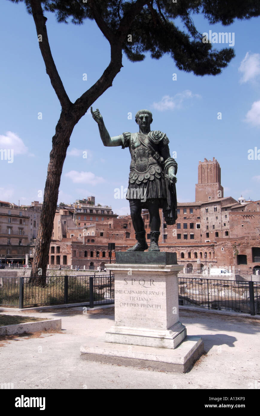 Statues of roman soldiers hi-res stock photography and images - Alamy