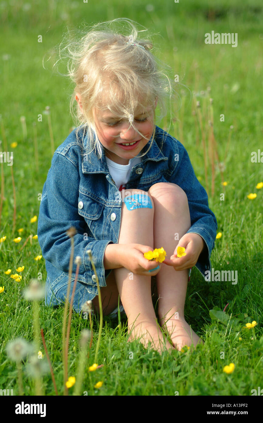 Children pick flowers hi-res stock photography and images - Alamy