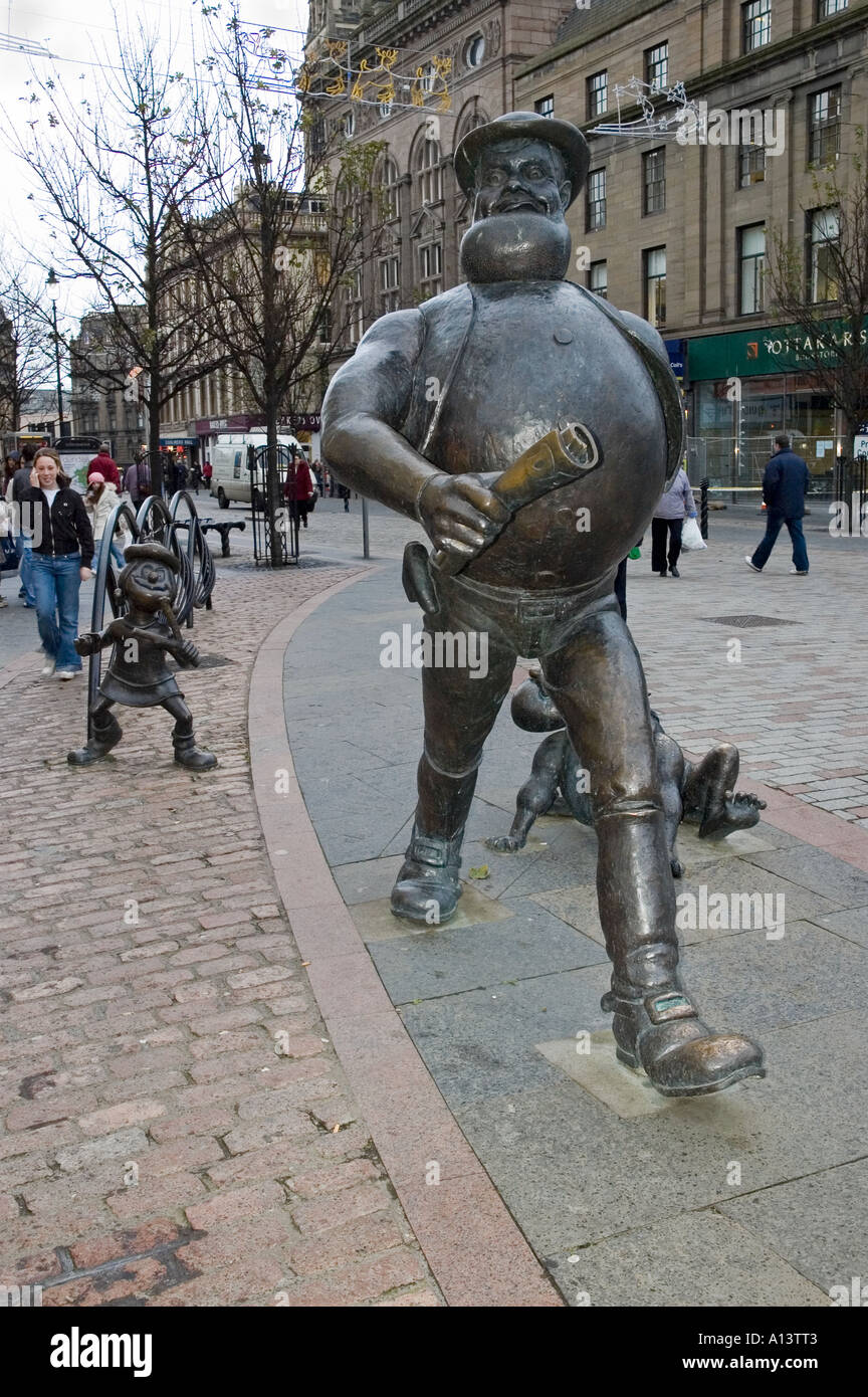 Statues of Desperate Dan and Minnie the mix in Dundee city centre The ...
