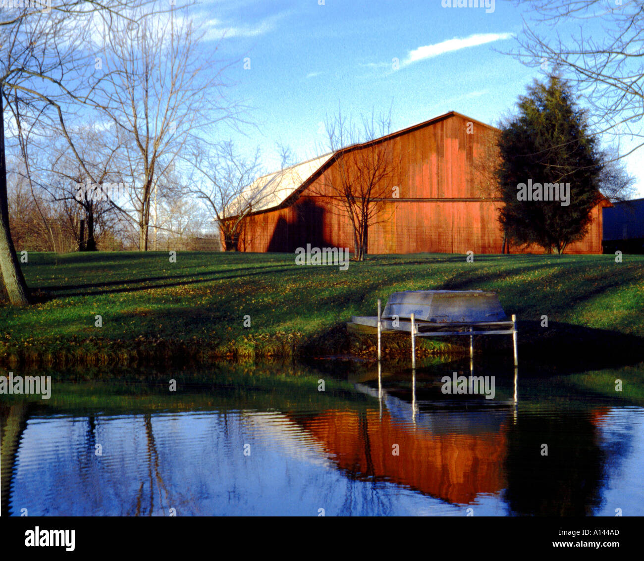 Barn and countryside pond Stock Photo - Alamy