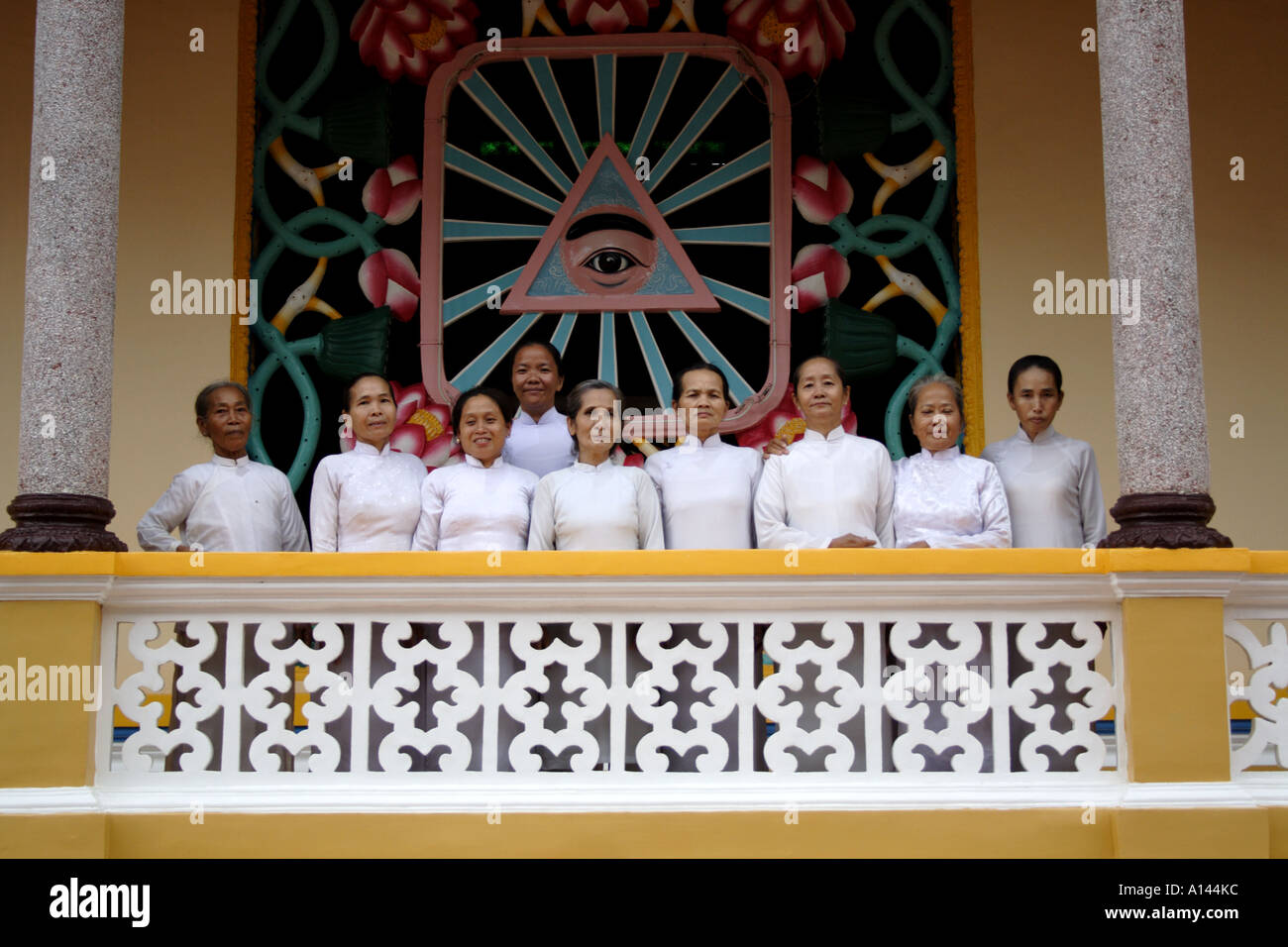 Nuns pose for a group photograph at Tay Ninh Great Temple, Vietnam ...