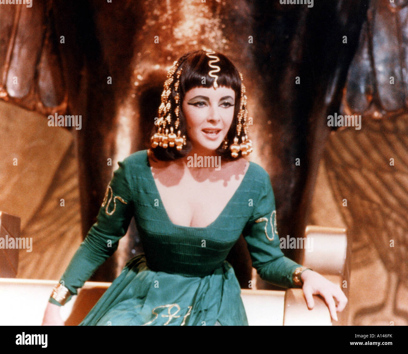 Liz taylor cleopatra hi-res stock photography and images - Alamy