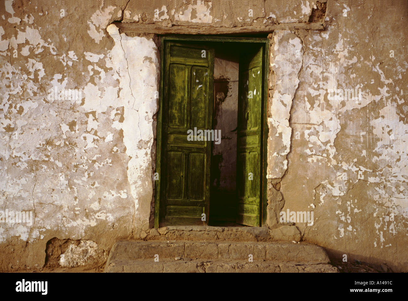 Libya old loam house with a wooden door desert Sahara Stock Photo - Alamy