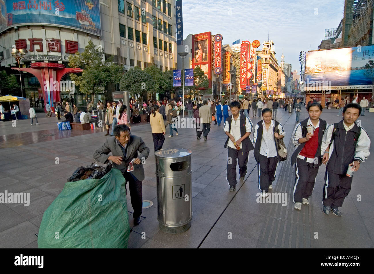 Shanghai's nanjing street hi-res stock photography and images - Alamy