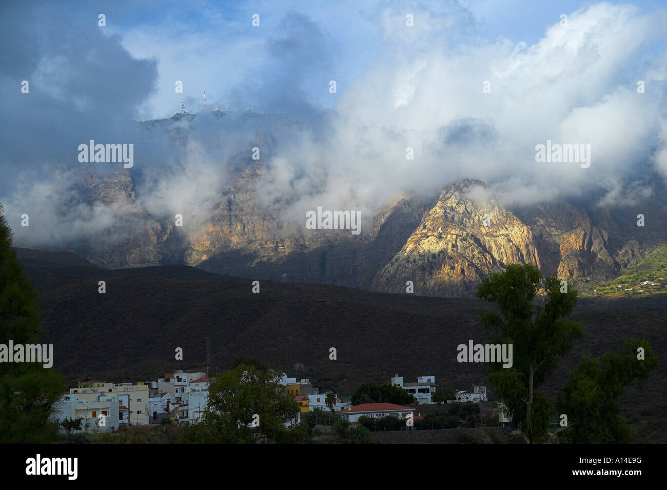Berge im Licht Mountains Light Stock Photo - Alamy