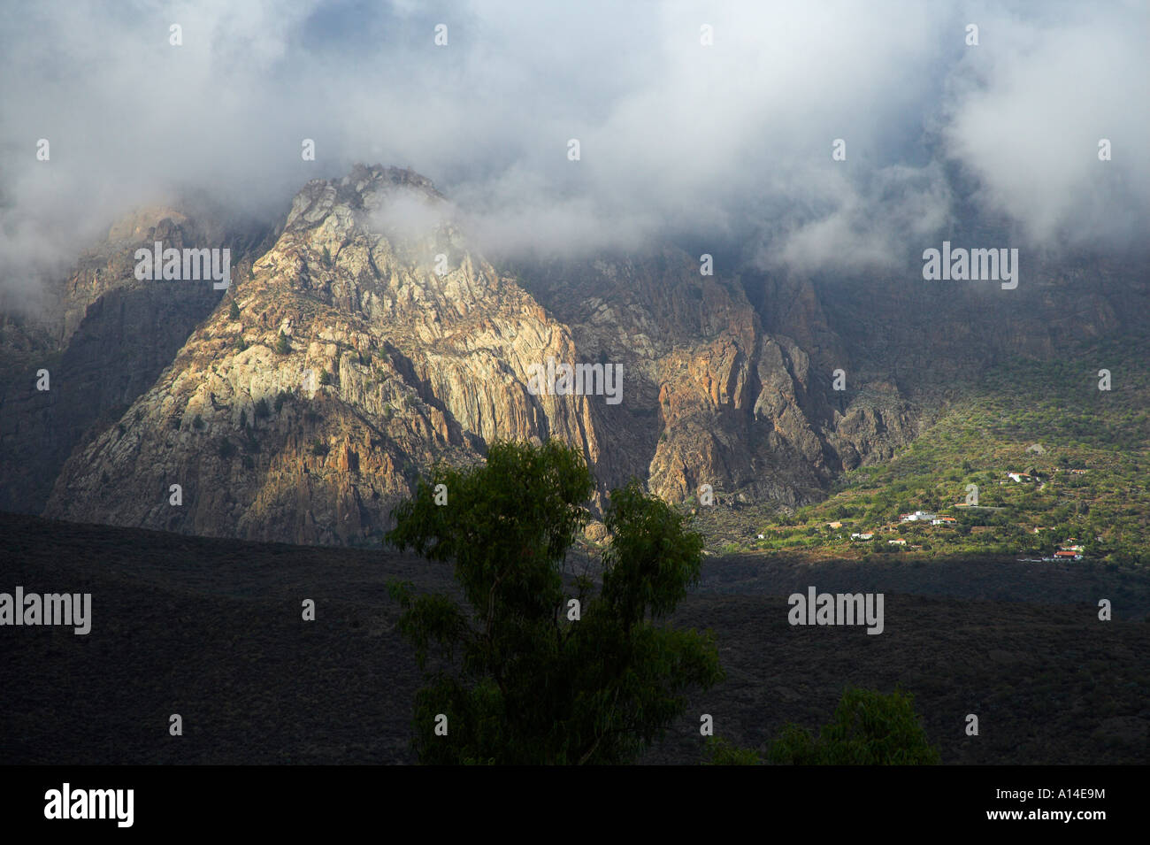 Berge im Licht Mountains Light Stock Photo - Alamy