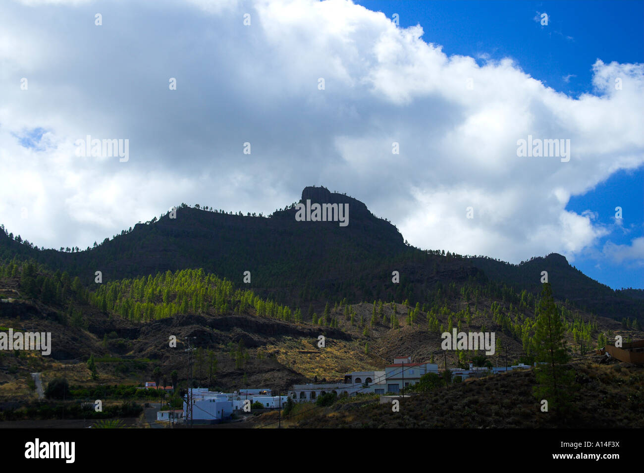 Berge im Licht Mountains Light Stock Photo - Alamy