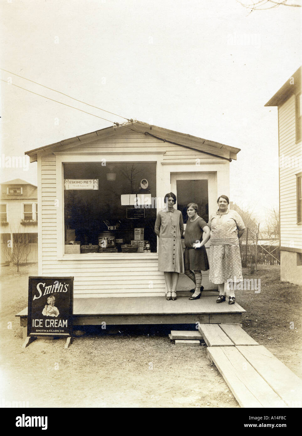 1910s grocery store hi-res stock photography and images - Alamy