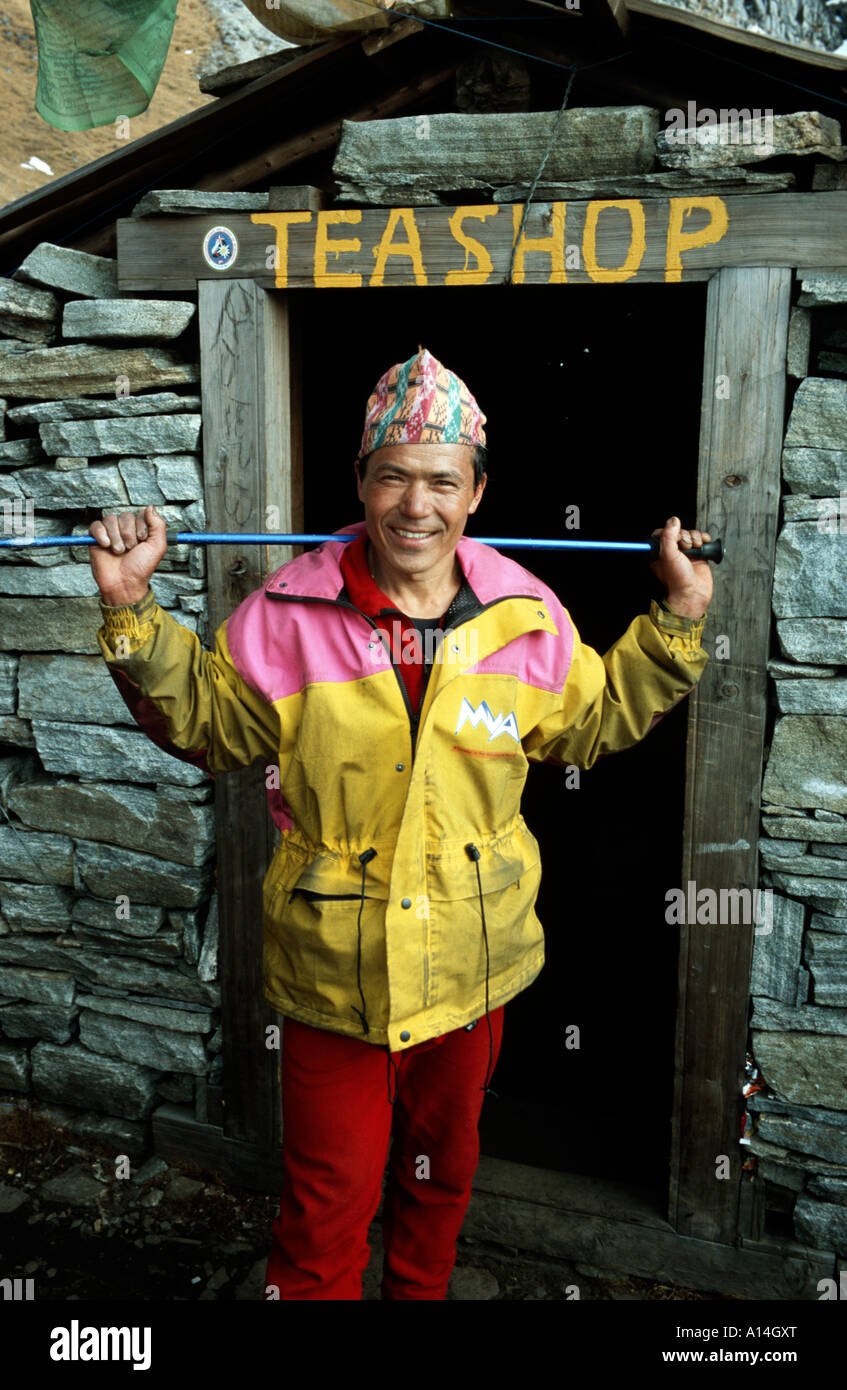 Nepal and sherpa porter and home hi-res stock photography and images ...