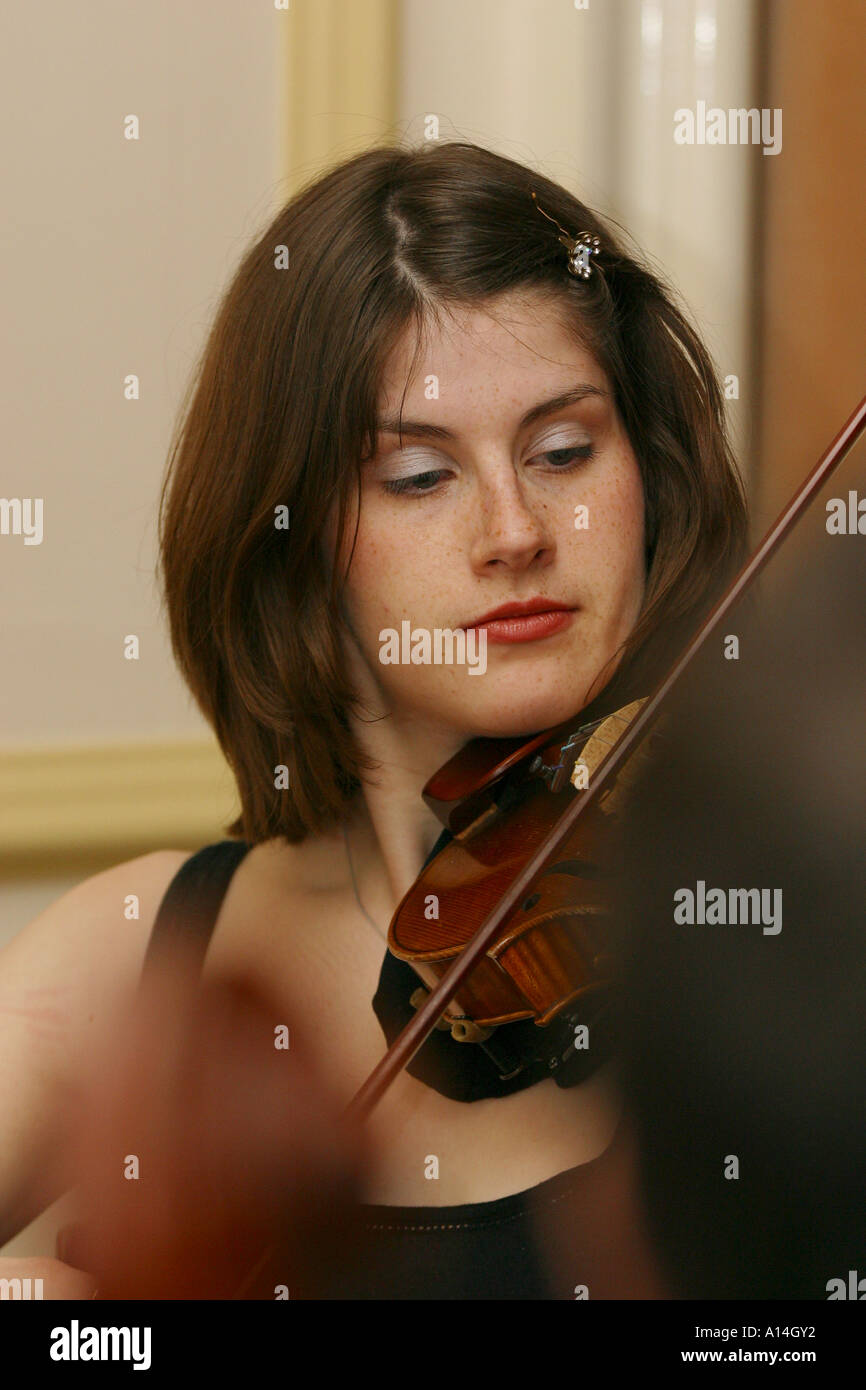 young lady playing the violin Stock Photo - Alamy