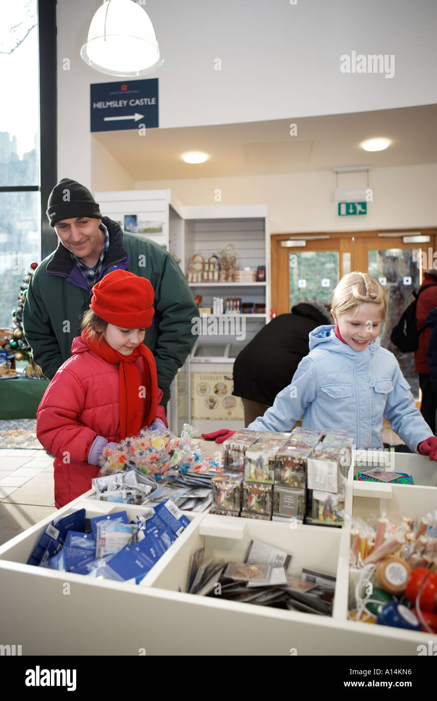 Helmsley Castle christmas shopping family Stock Photo - Alamy