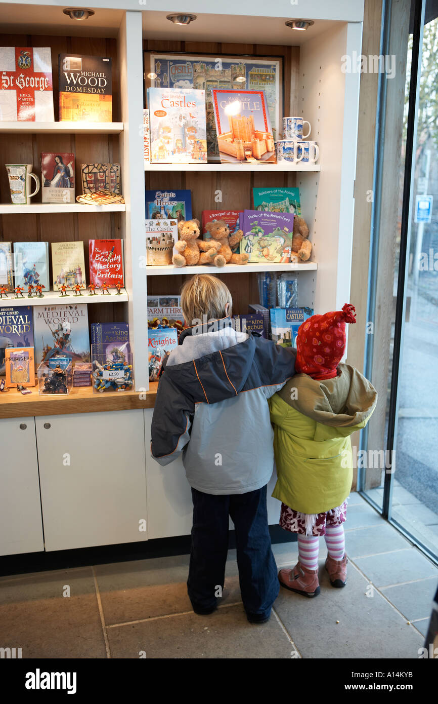 Helmsley Castle christmas shopping children Stock Photo - Alamy