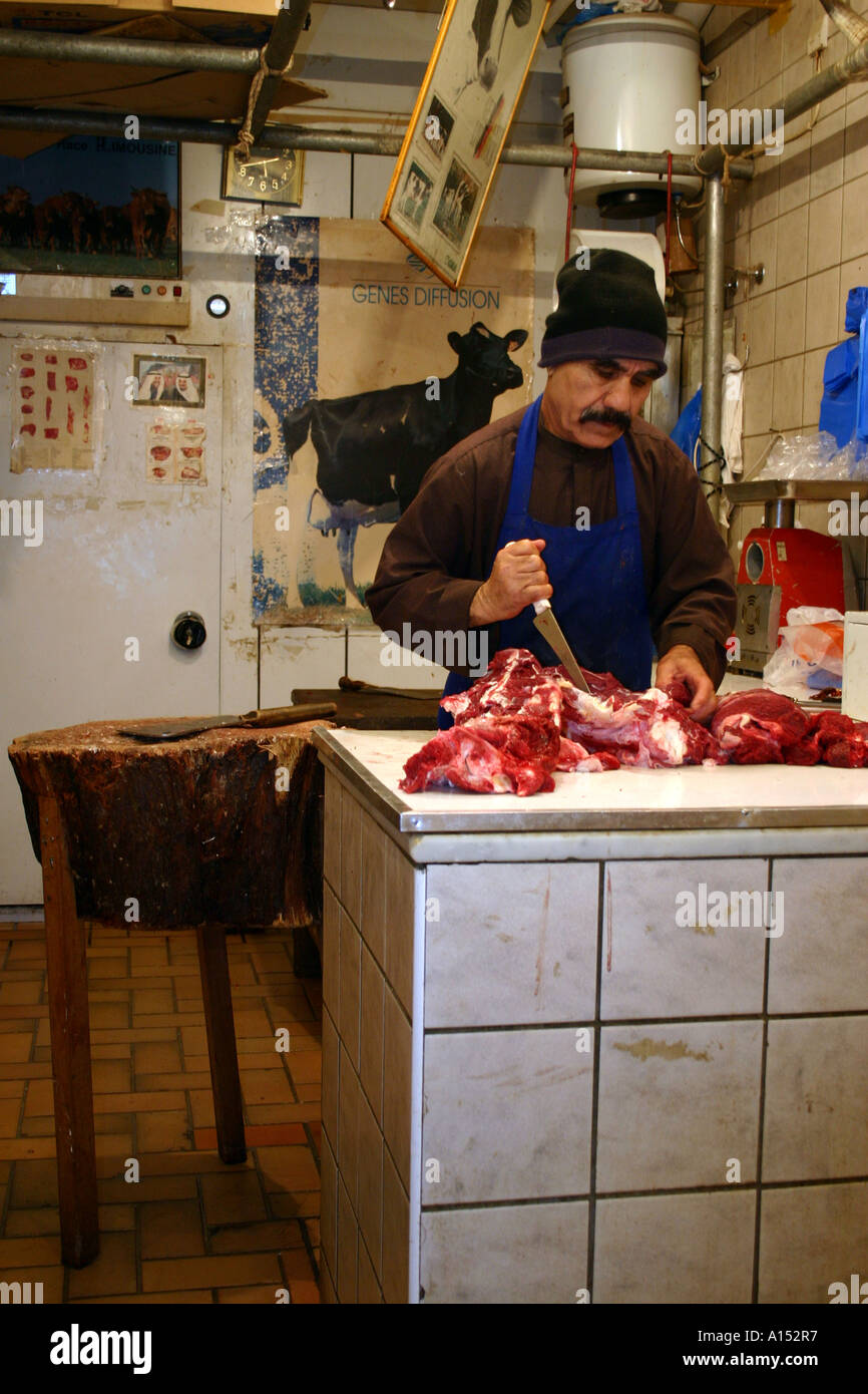 Kuwaiti butcher cutting meat in shop in Kuwait City market Stock Photo ...