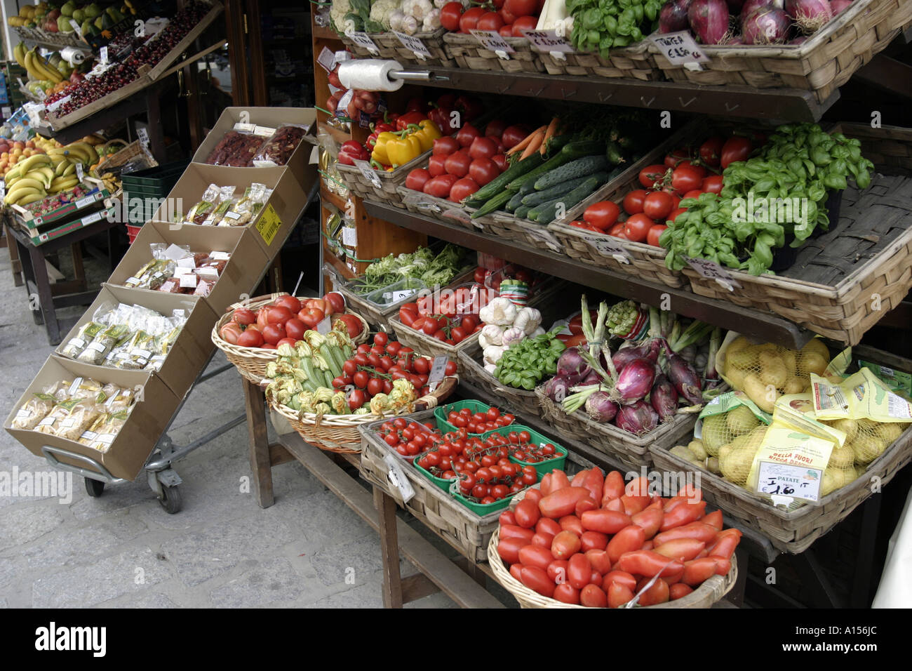 Fruit and vegetable shop display Italy Stock Photo - Alamy