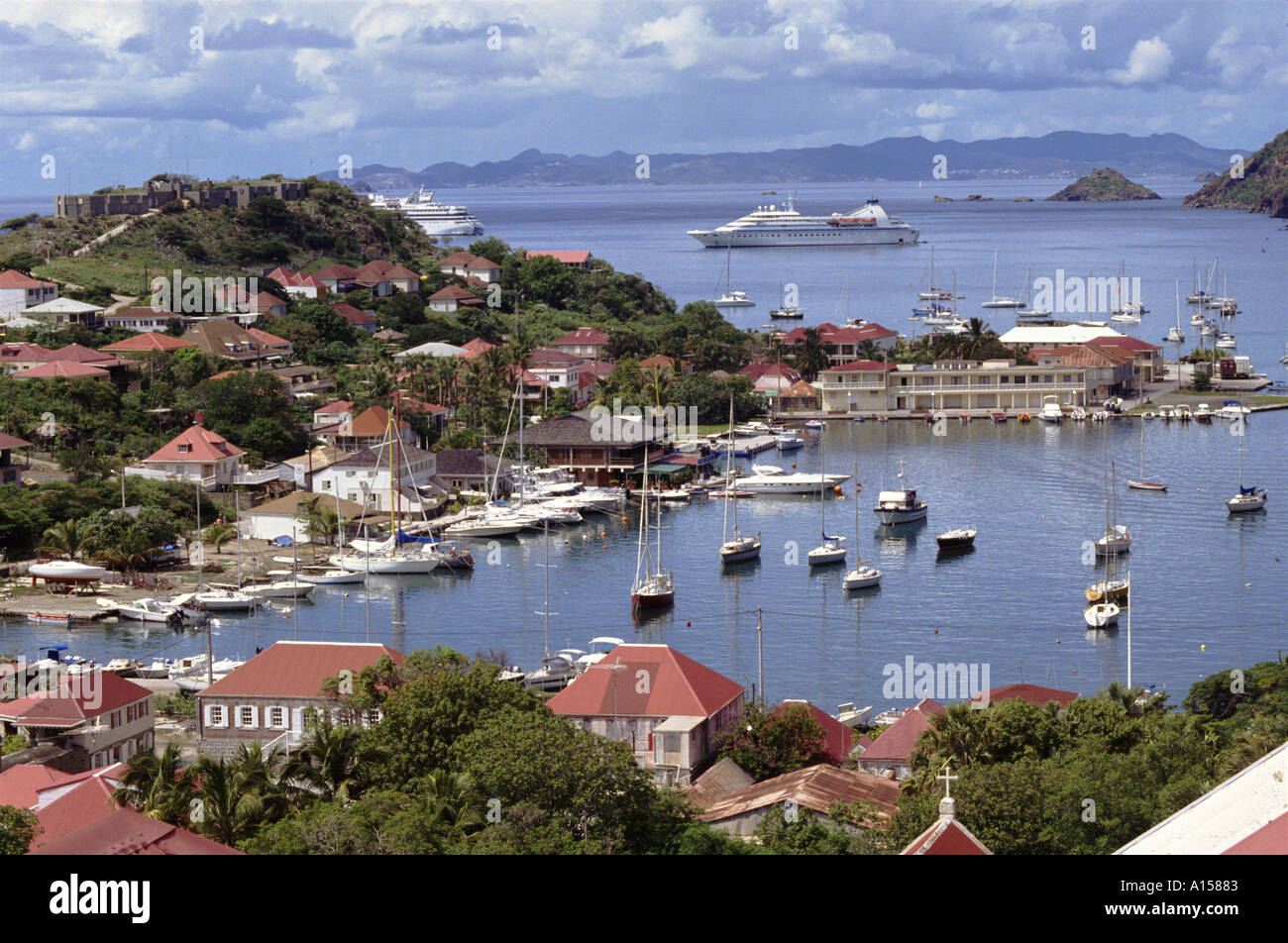 Ships anchored offshore hi-res stock photography and images - Alamy