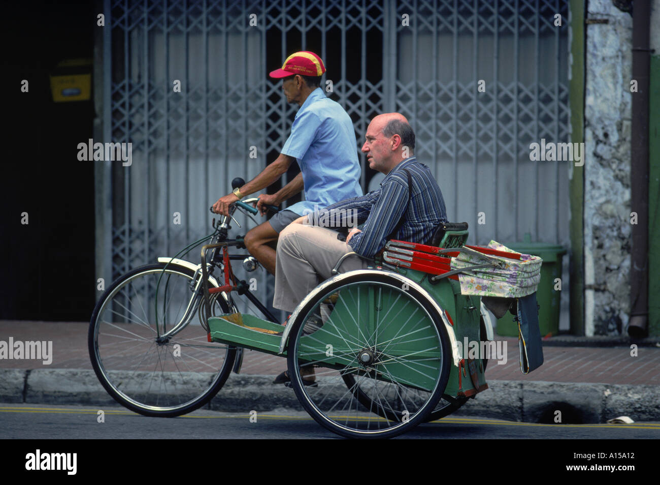 Singapore rickshaw man hi-res stock photography and images - Alamy