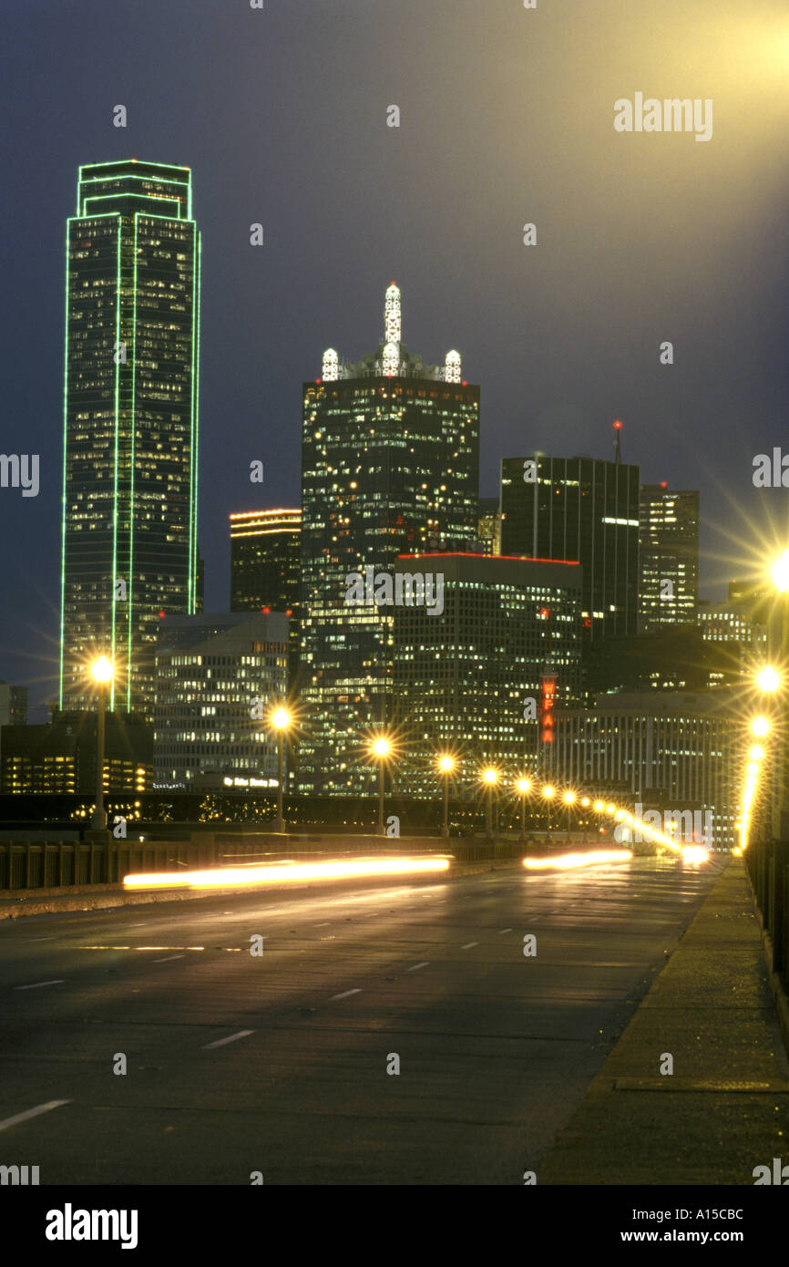 Tx skyline at night with reunion tower hi-res stock photography and ...