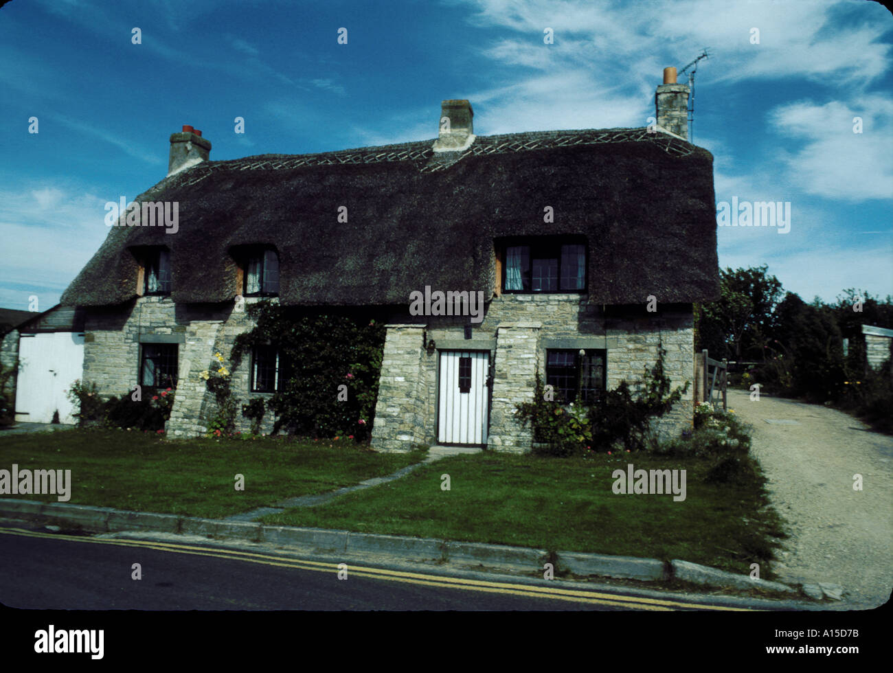 EUROPE ENGLAND DORSET THATCHED COTTAGE Stock Photo - Alamy