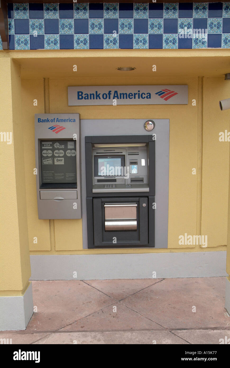 People drawing money from an ATM machine Stock Photo - Alamy