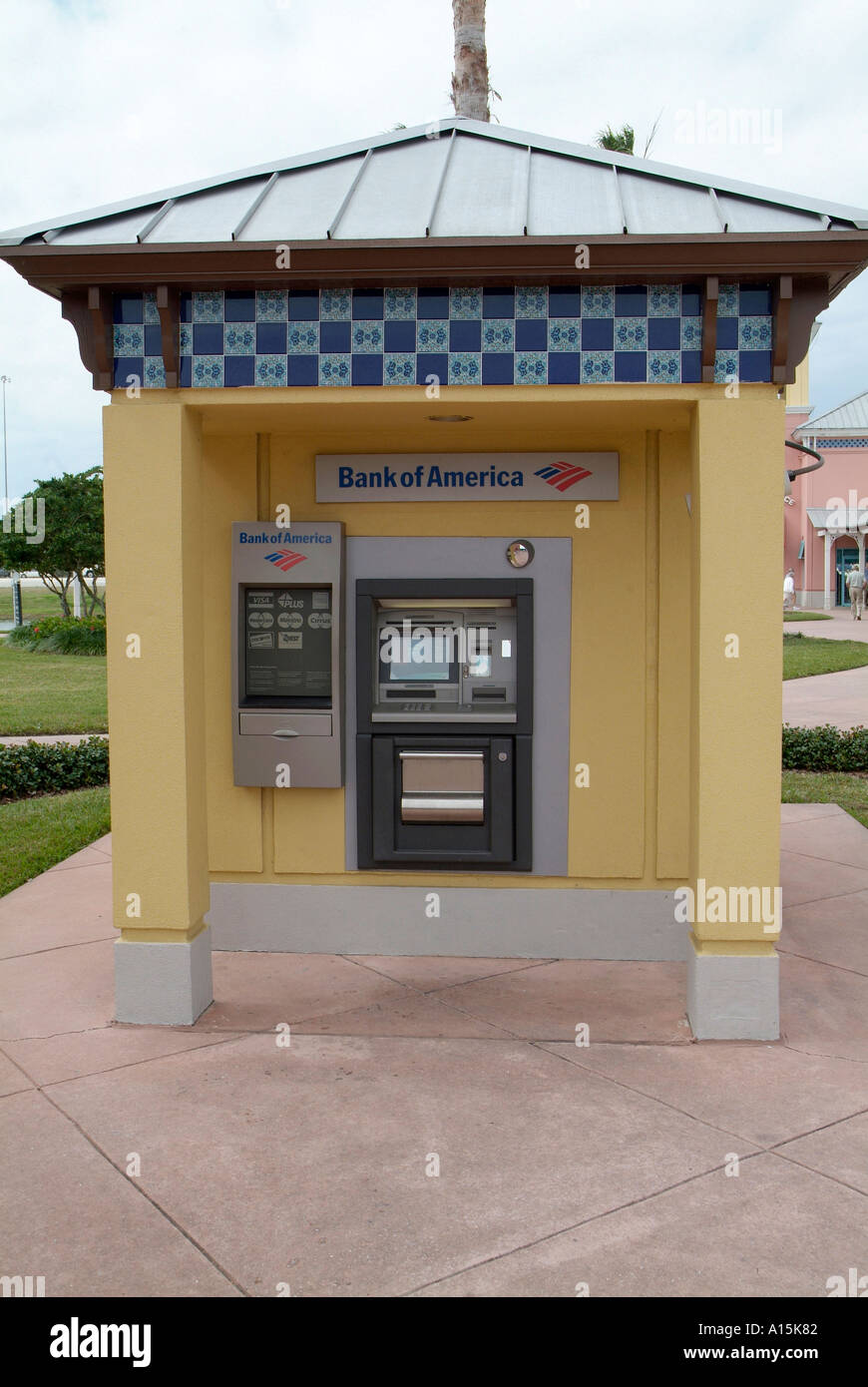 People drawing cash from hi-res stock photography and images - Alamy