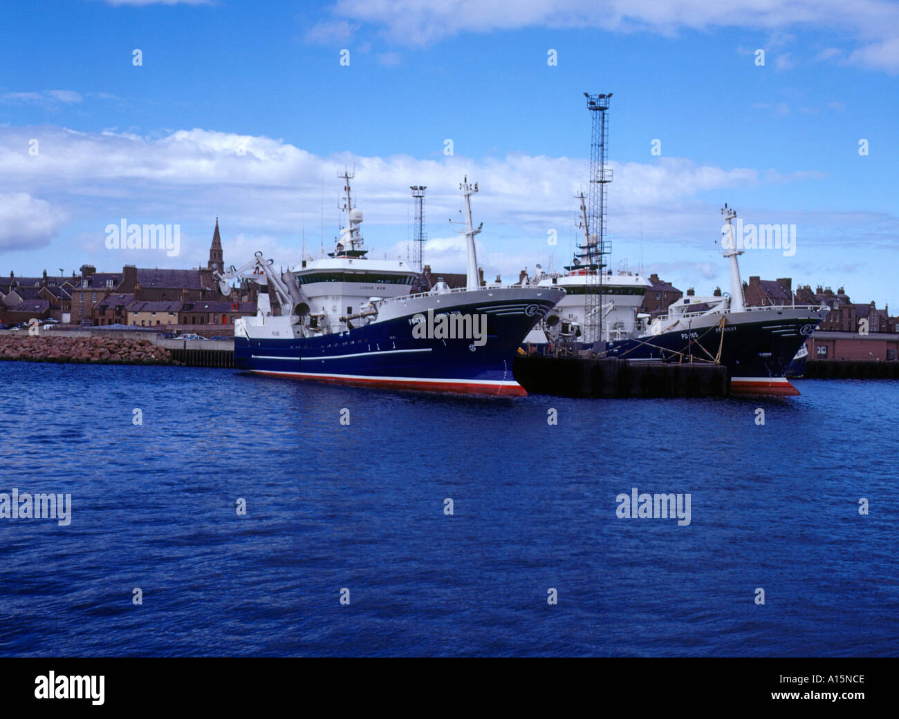dh PETERHEAD ABERDEENSHIRE Fishing boats alongside harbour quayside ...