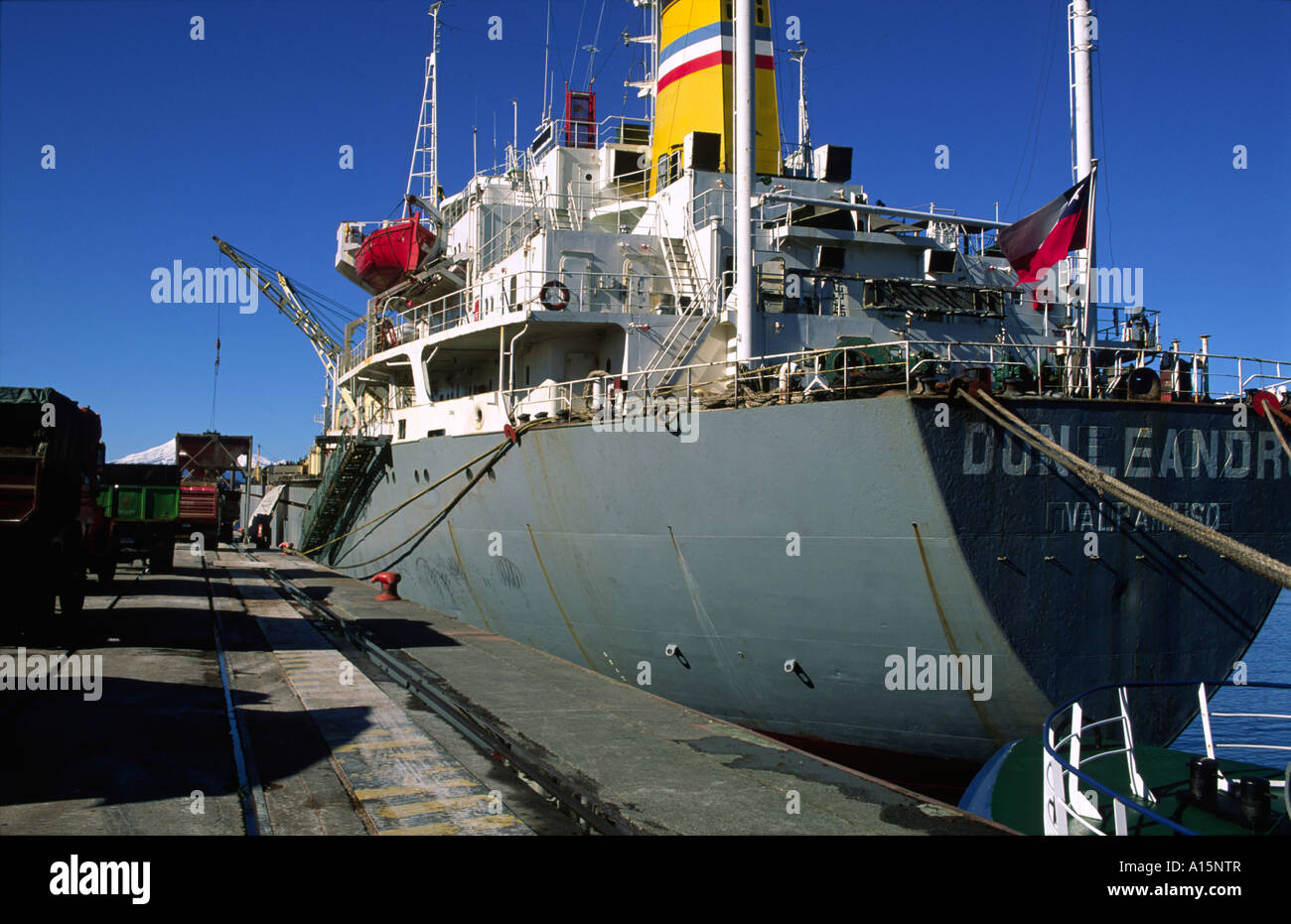 Wood chip boat loading chips hi-res stock photography and images - Alamy